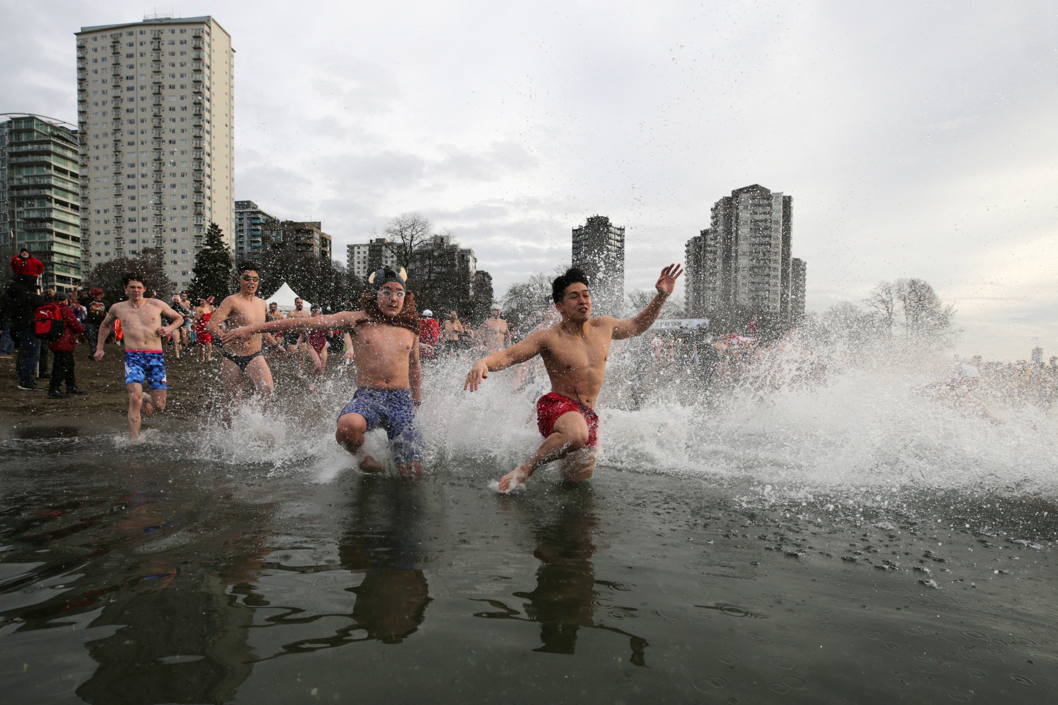 Just chillin’: Thousands take the plunge to celebrate - Hindustan Times